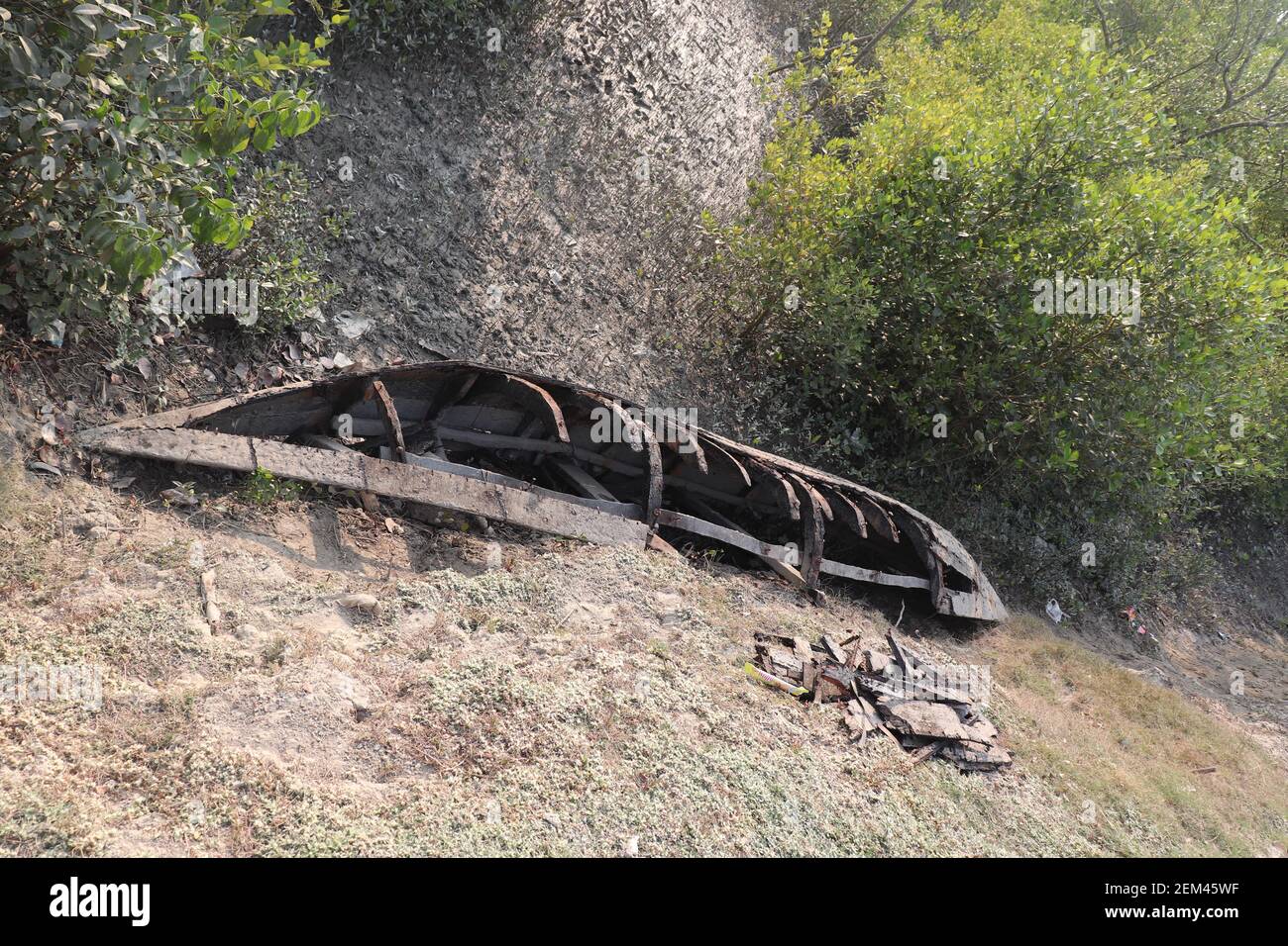 Destroyed boat hi-res stock photography and images - Alamy