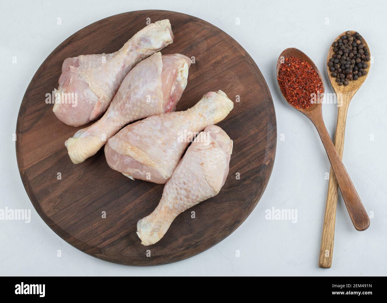 Two raw chicken legs hi-res stock photography and images - Alamy
