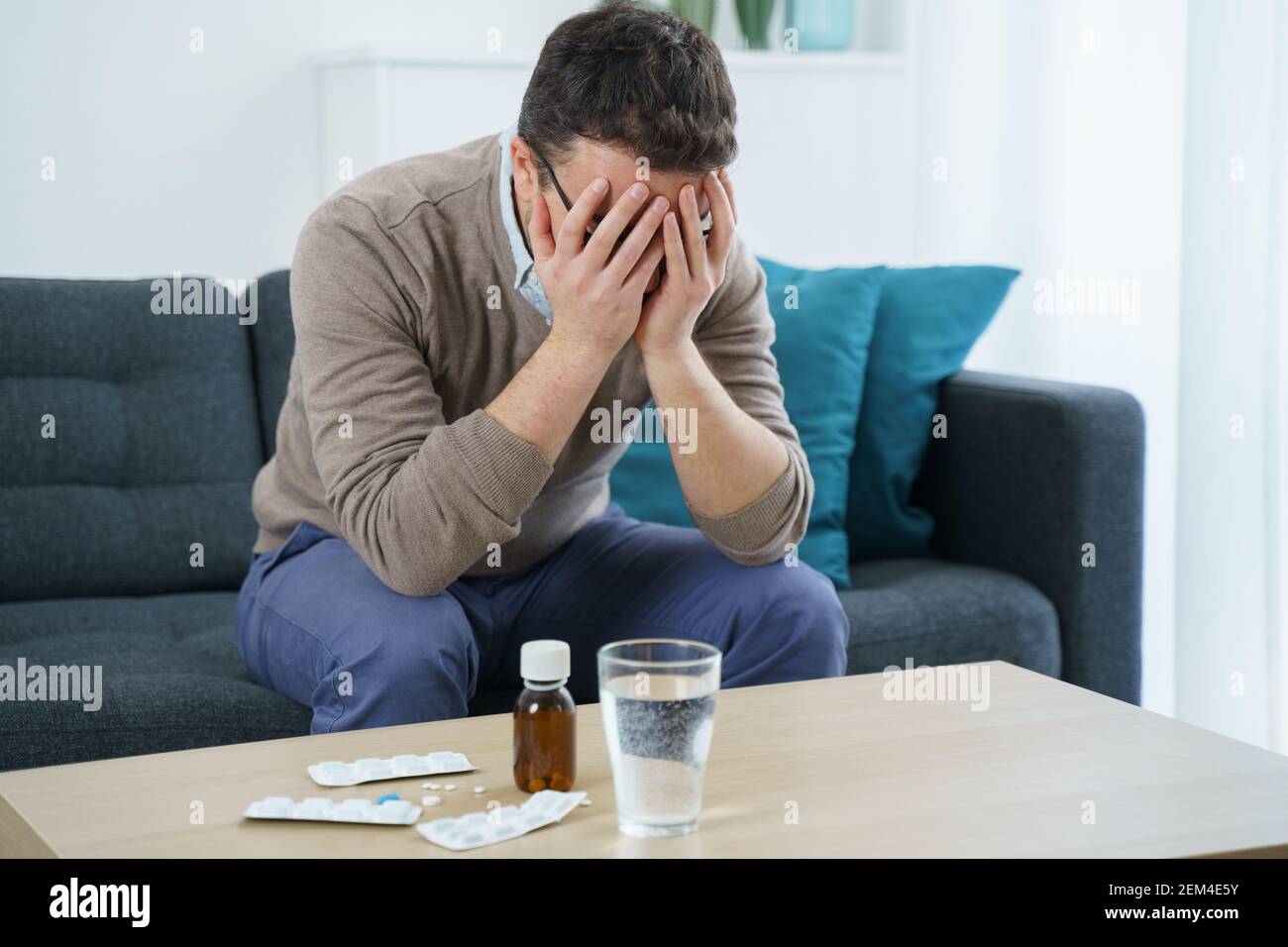 One man taking painkillers to relieve pain and headache Stock Photo - Alamy