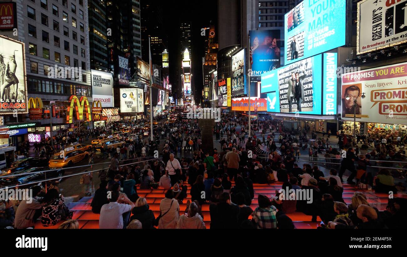 crowded times square in new york Stock Photo - Alamy