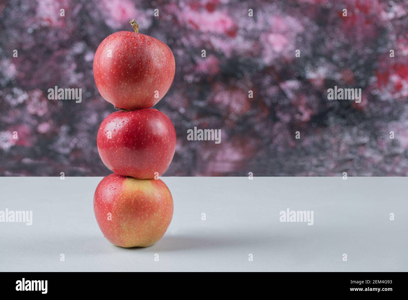 Apples in a row hi-res stock photography and images - Alamy