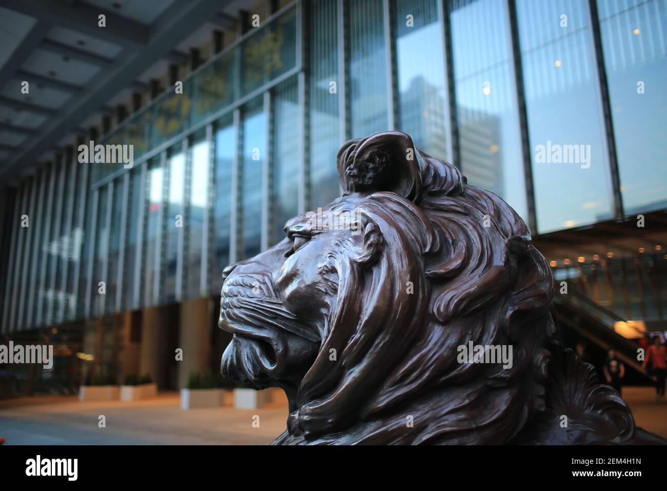 HSBC lion near the headquarters building of The Hongkong and Shanghai ...