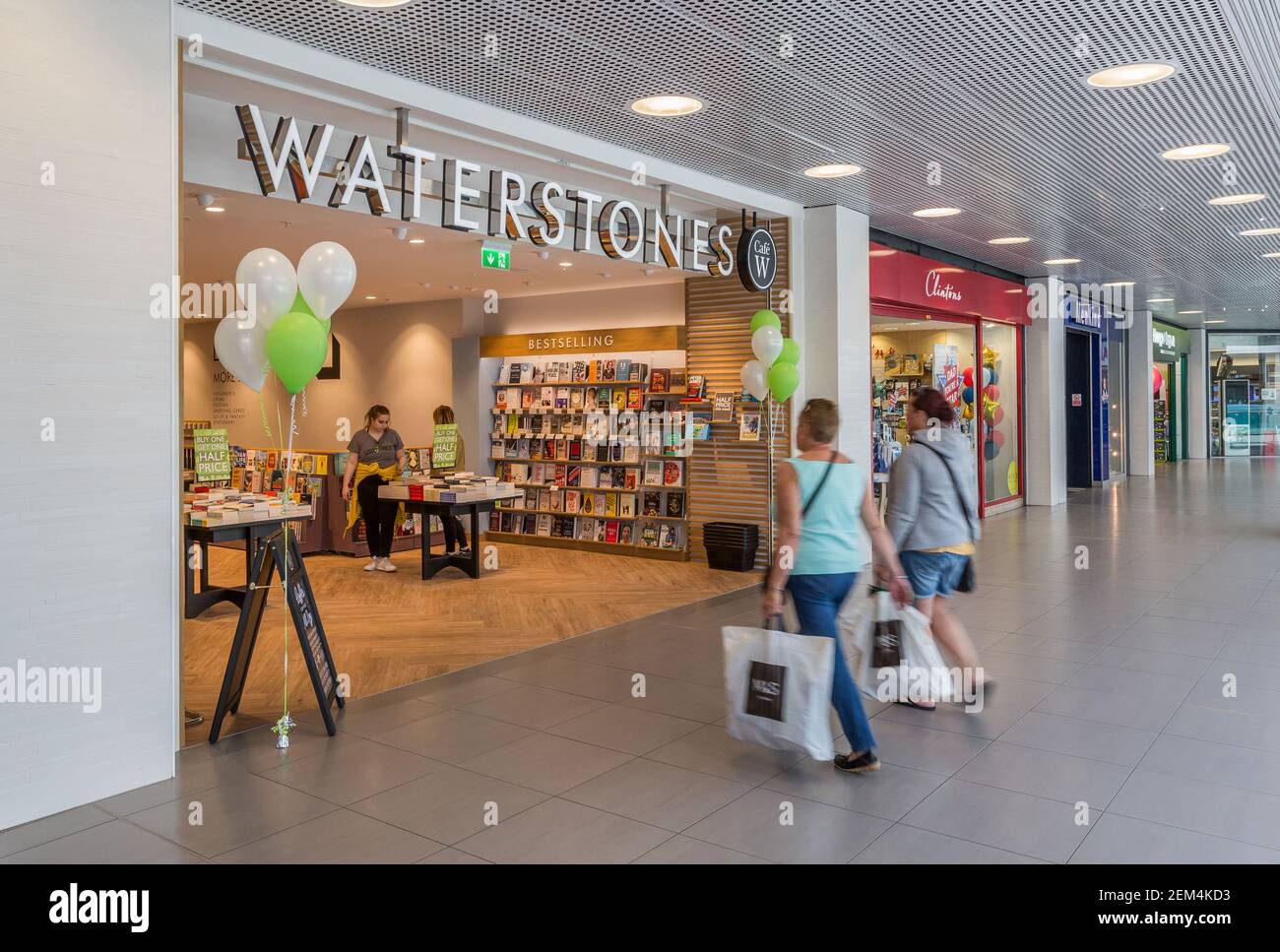 Very busy store hi-res stock photography and images - Alamy