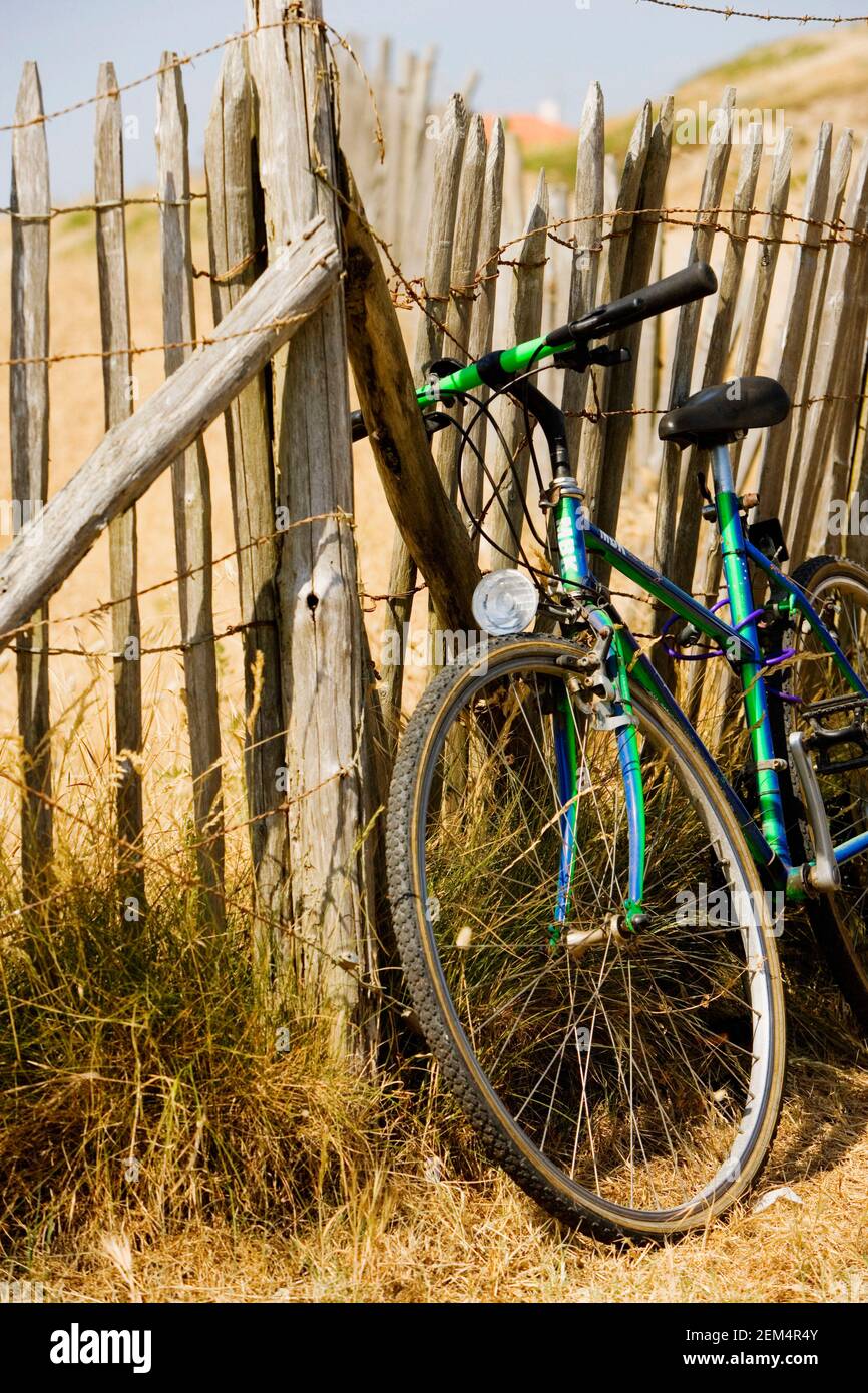 Bicycle fence hi-res stock photography and images - Alamy