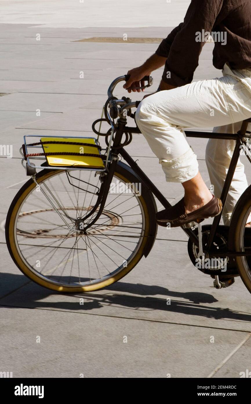 Side profile of a person riding a bicycle Stock Photo - Alamy
