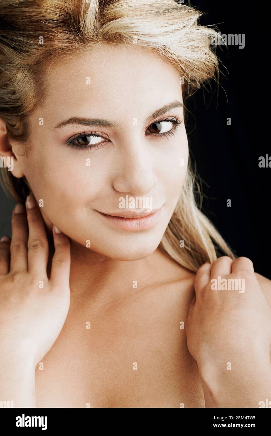 Woman looking sideways hi-res stock photography and images - Alamy