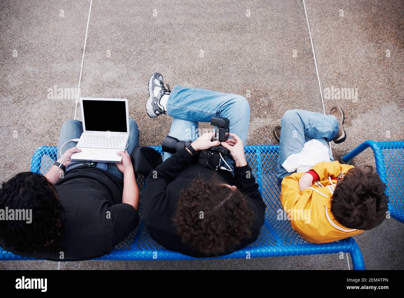 Three people sitting on a bench hi-res stock photography and images - Alamy