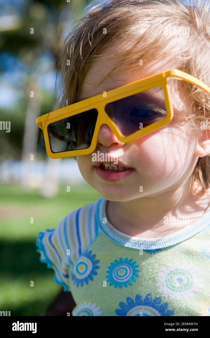 A girl wearing sunglasses hi-res stock photography and images - Alamy