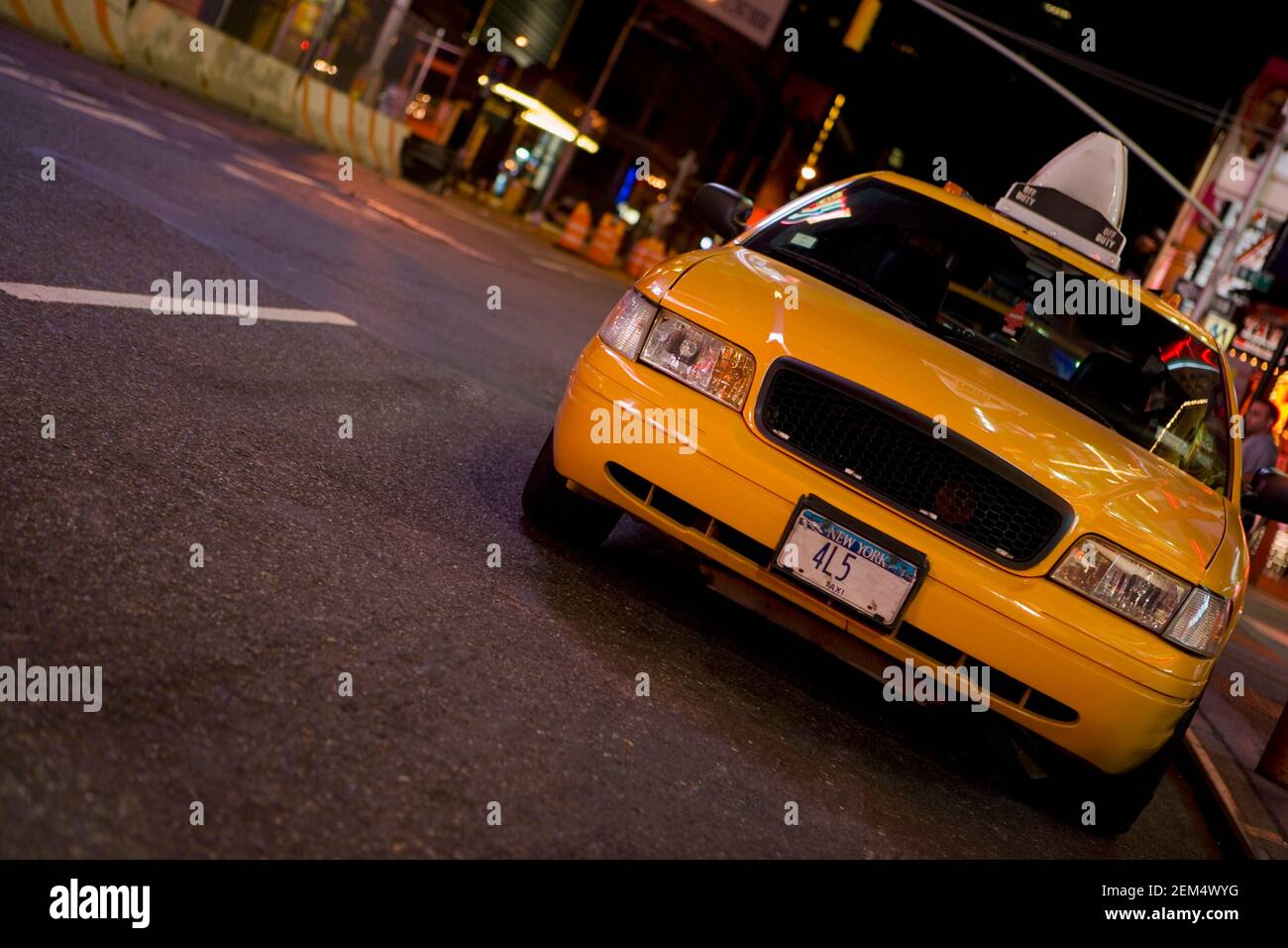 Car with one headlight on hi-res stock photography and images - Alamy