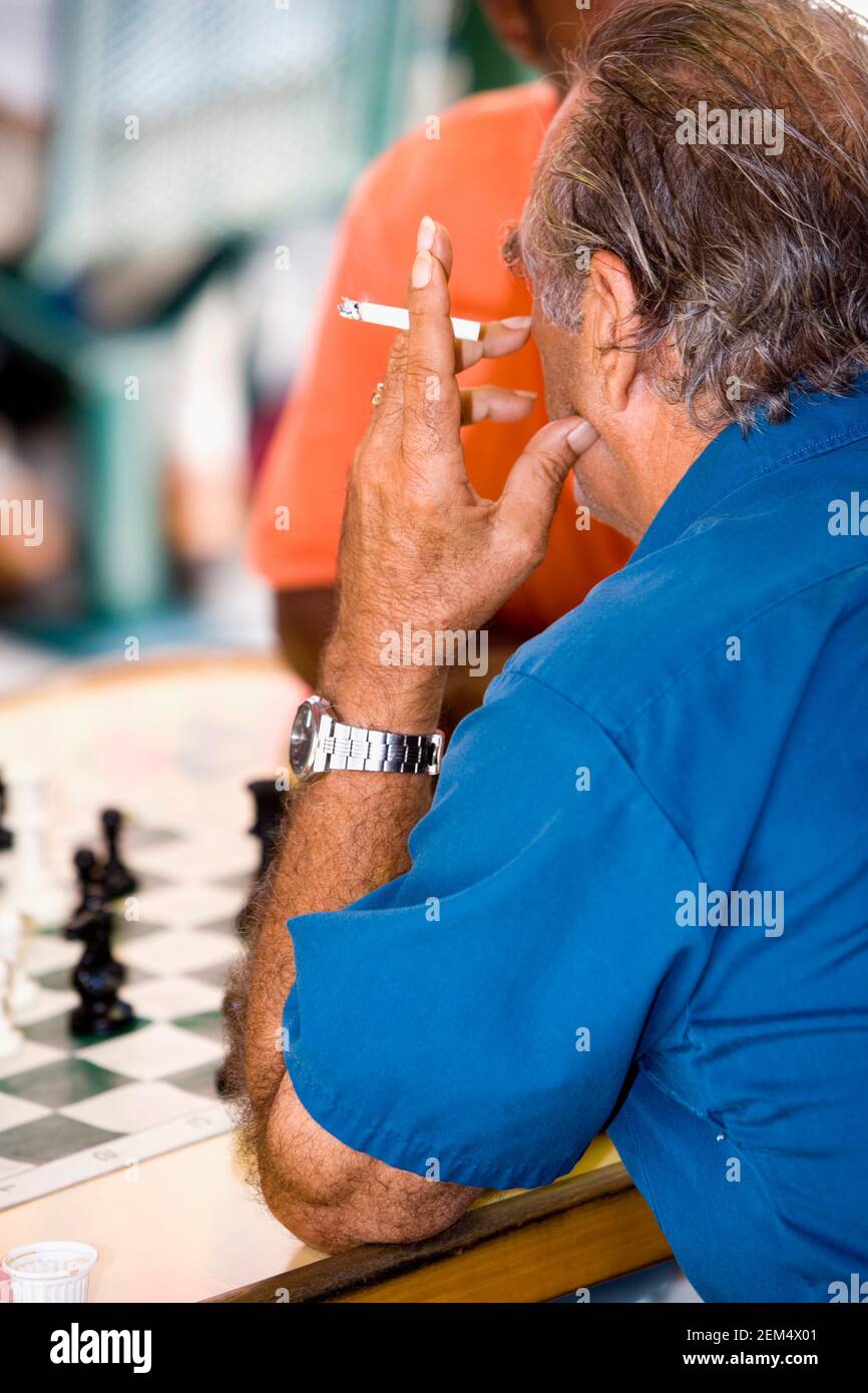 Man smoking while playing chess hi-res stock photography and images - Alamy