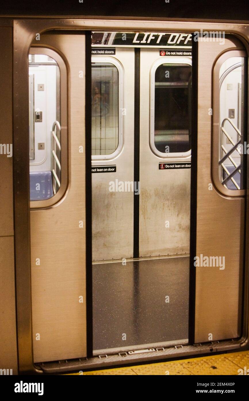 Train door hi-res stock photography and images - Alamy