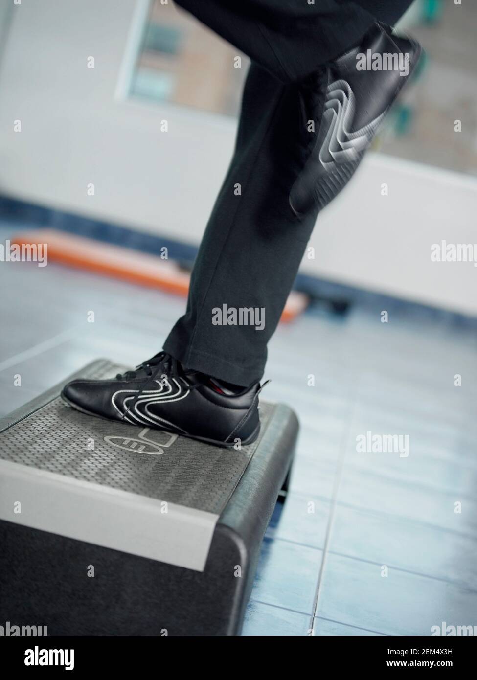 Woman step gym hi-res stock photography and images - Alamy