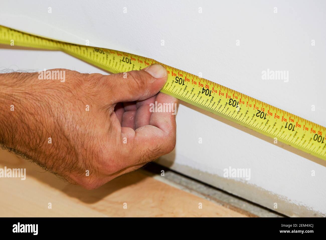 Close-up of a man's hand measuring with a tape measure Stock Photo - Alamy
