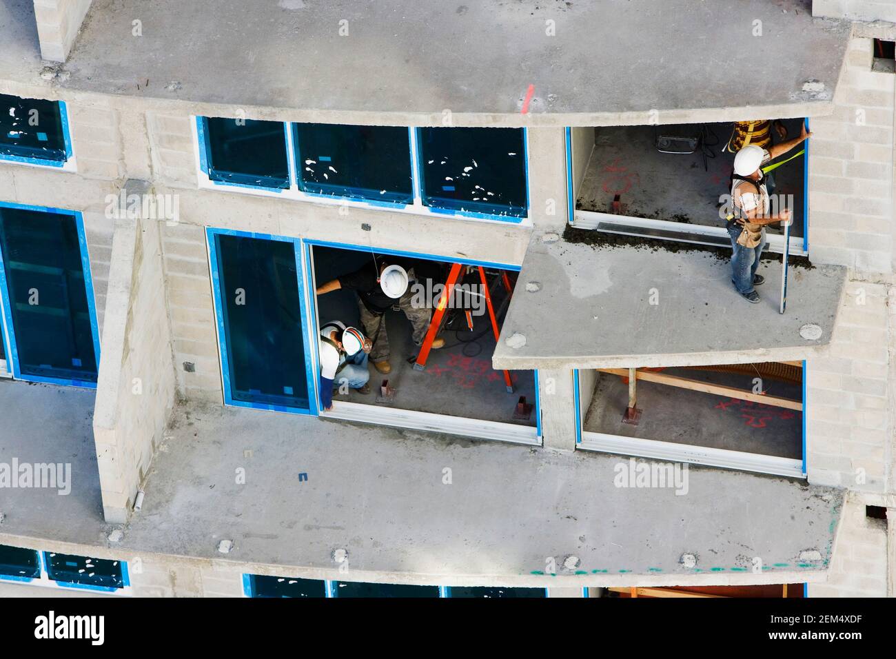Working standing building exterior construction hi-res stock ...
