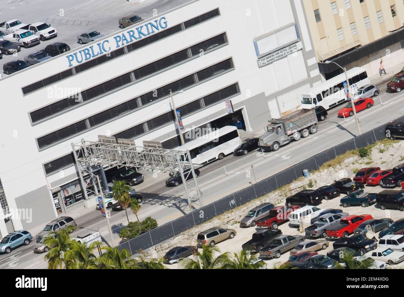 Land vehicle exterior of a building hi-res stock photography and images ...