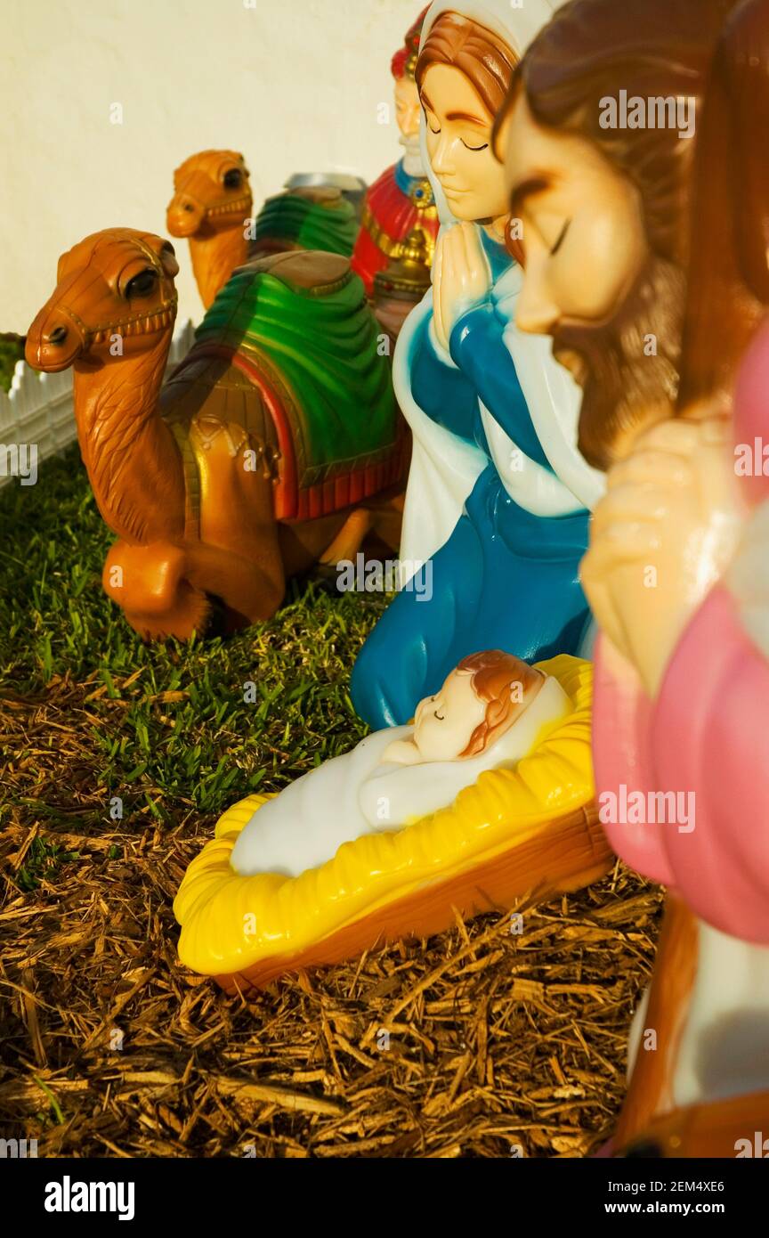 Nativity figurines hi-res stock photography and images - Alamy