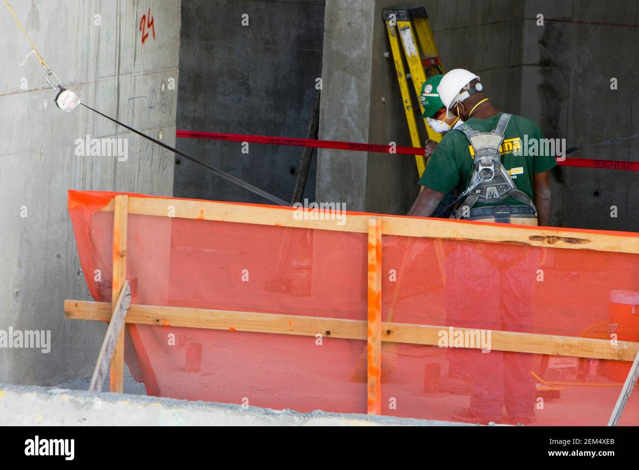 Two construction workers at a construction site Stock Photo - Alamy