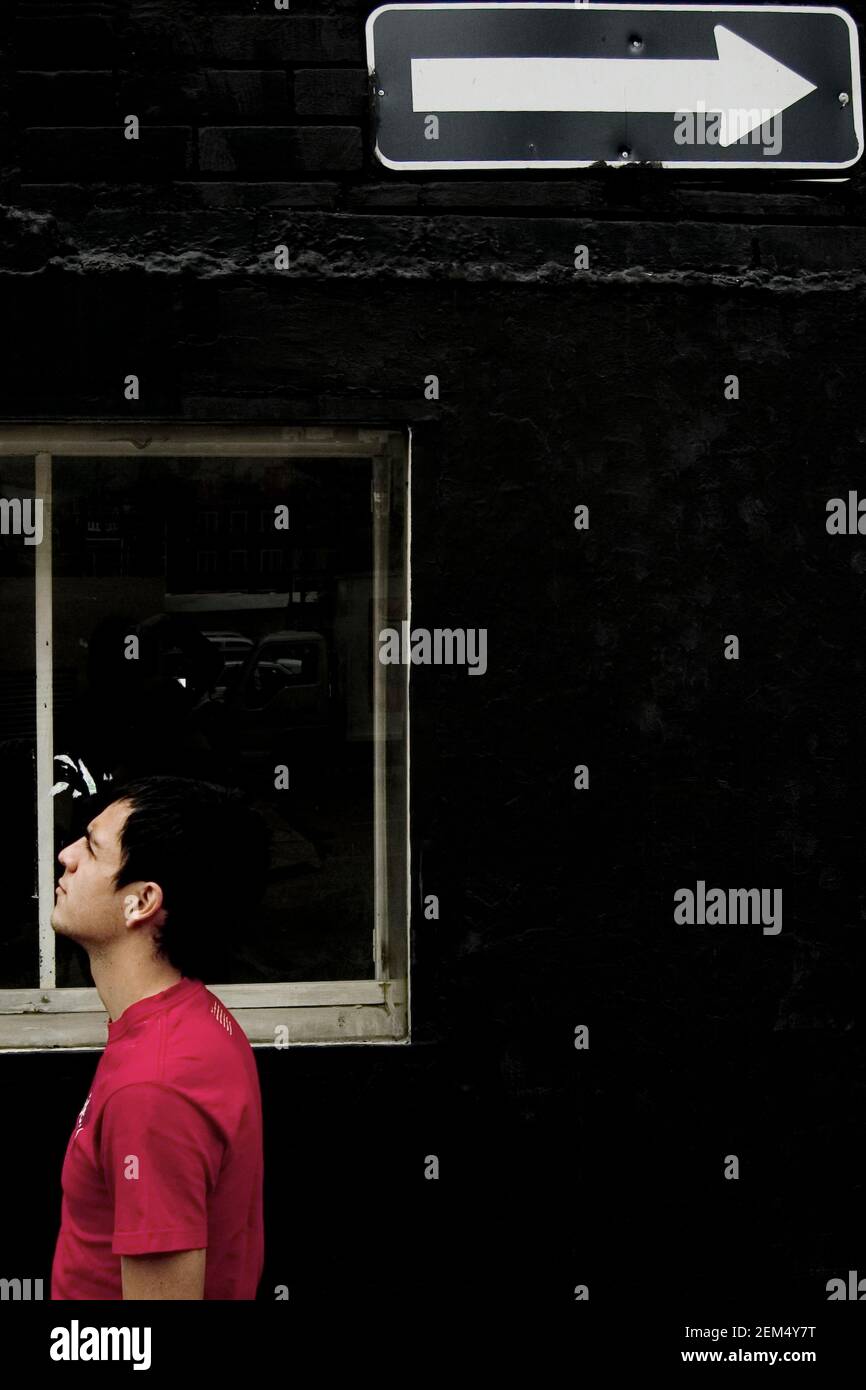 Side profile of a young man looking up Stock Photo - Alamy