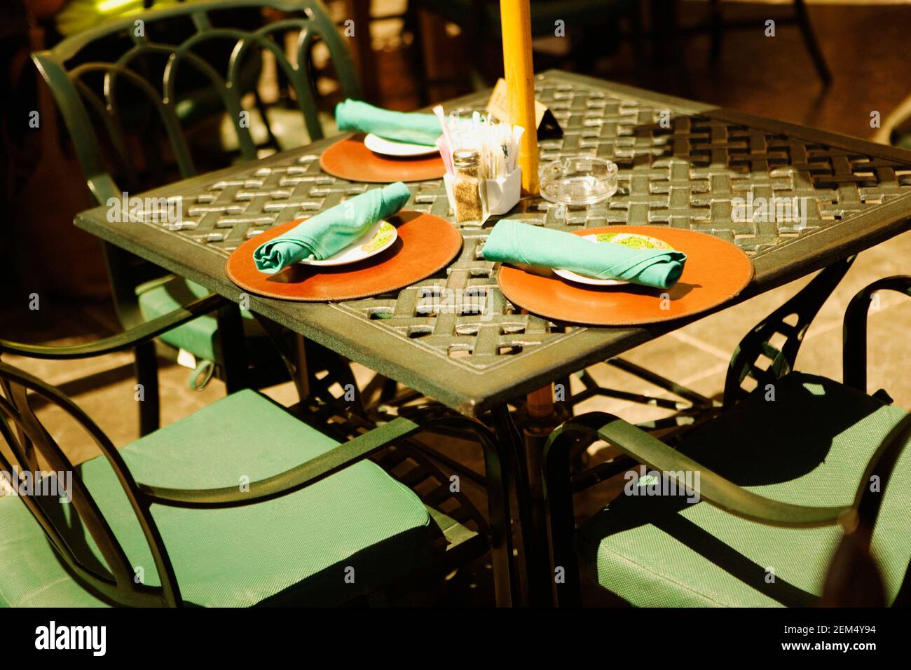 Close-up of place setting on a restaurant table Stock Photo - Alamy