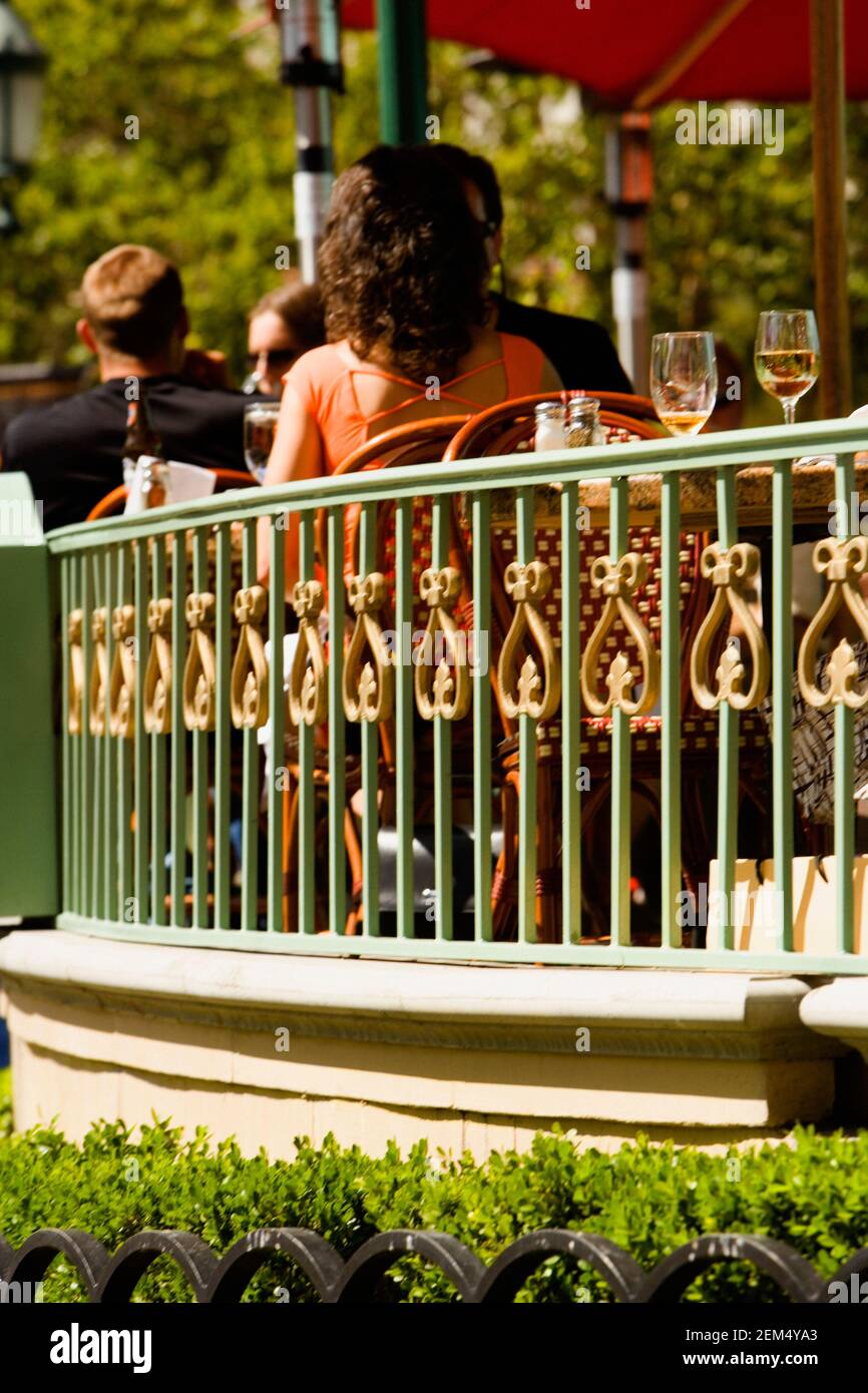 Four women in a restaurant hi-res stock photography and images - Alamy