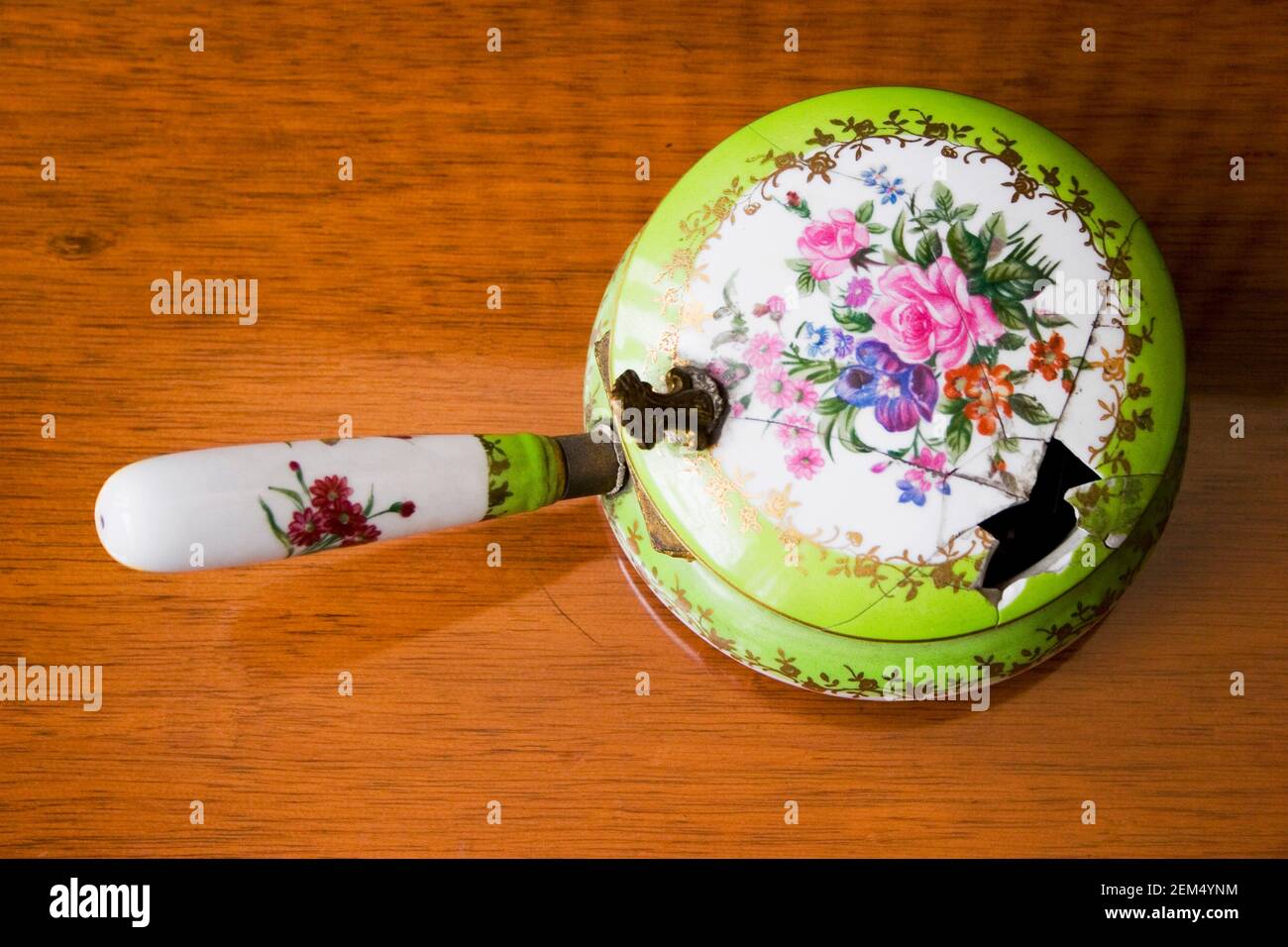 Broken frying pan hi-res stock photography and images - Alamy