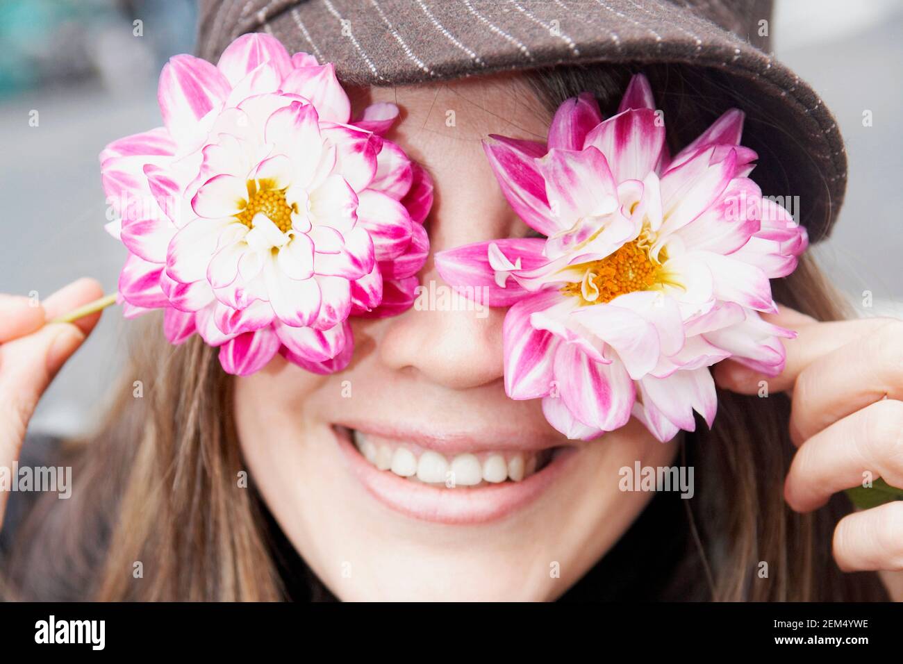 Petal covering hi-res stock photography and images - Alamy