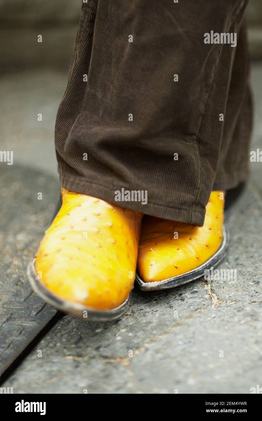 Crossed leg hi-res stock photography and images - Alamy