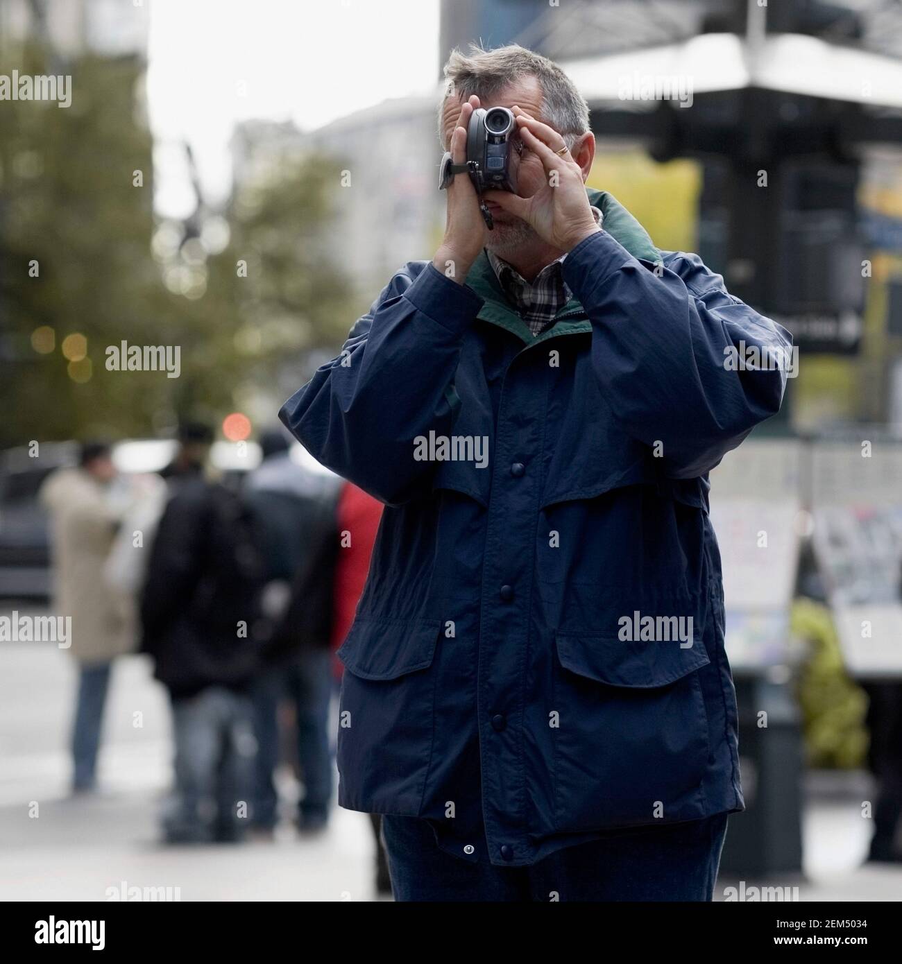 Man shooting camera city view hi-res stock photography and images - Alamy