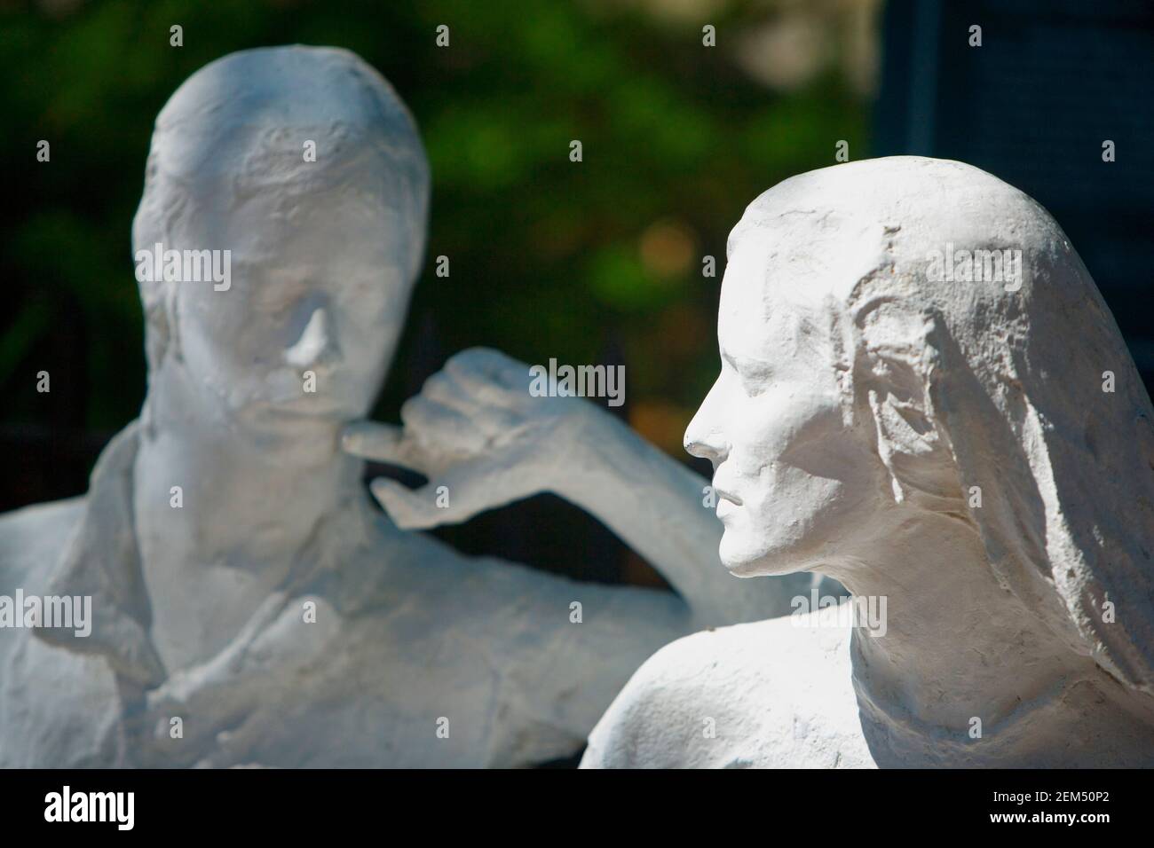 Two female statues hi-res stock photography and images - Alamy