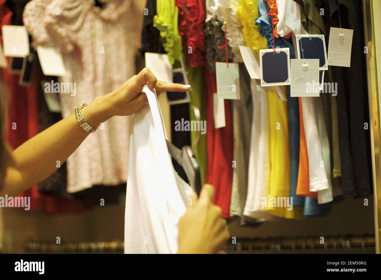 Hands holding tag hi-res stock photography and images - Alamy