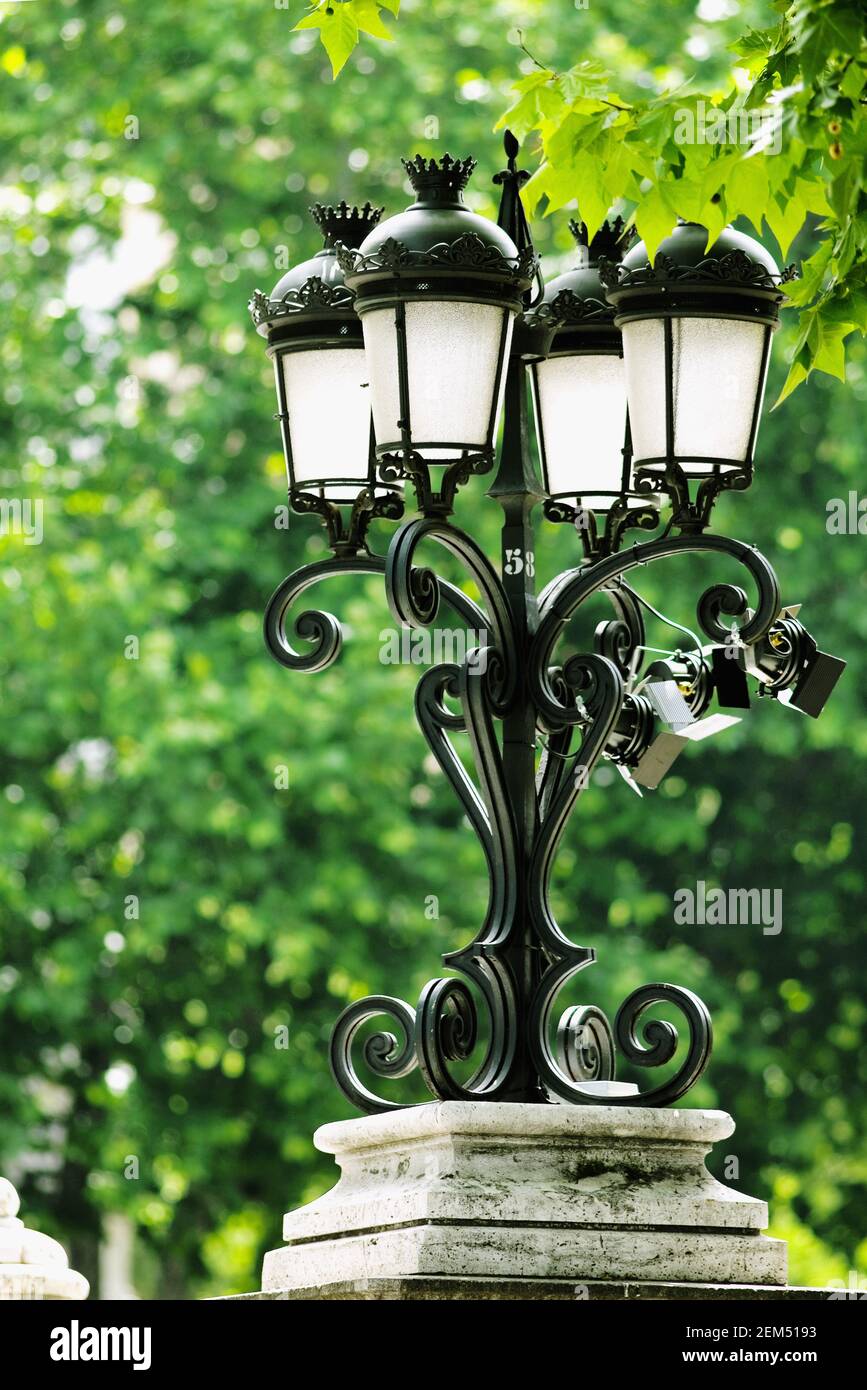 Green lamppost hi-res stock photography and images - Alamy