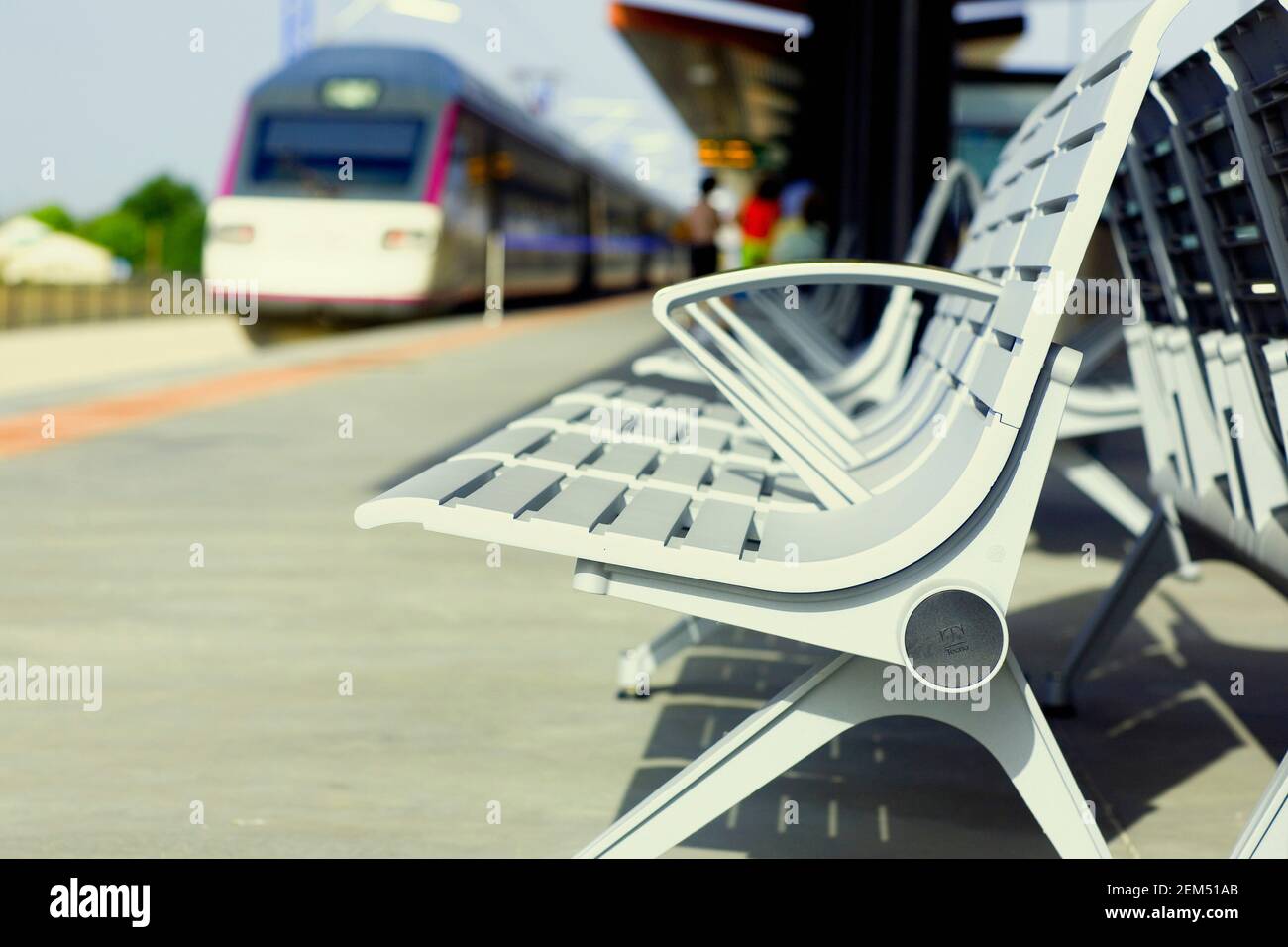 Benches on train platform hi-res stock photography and images - Alamy