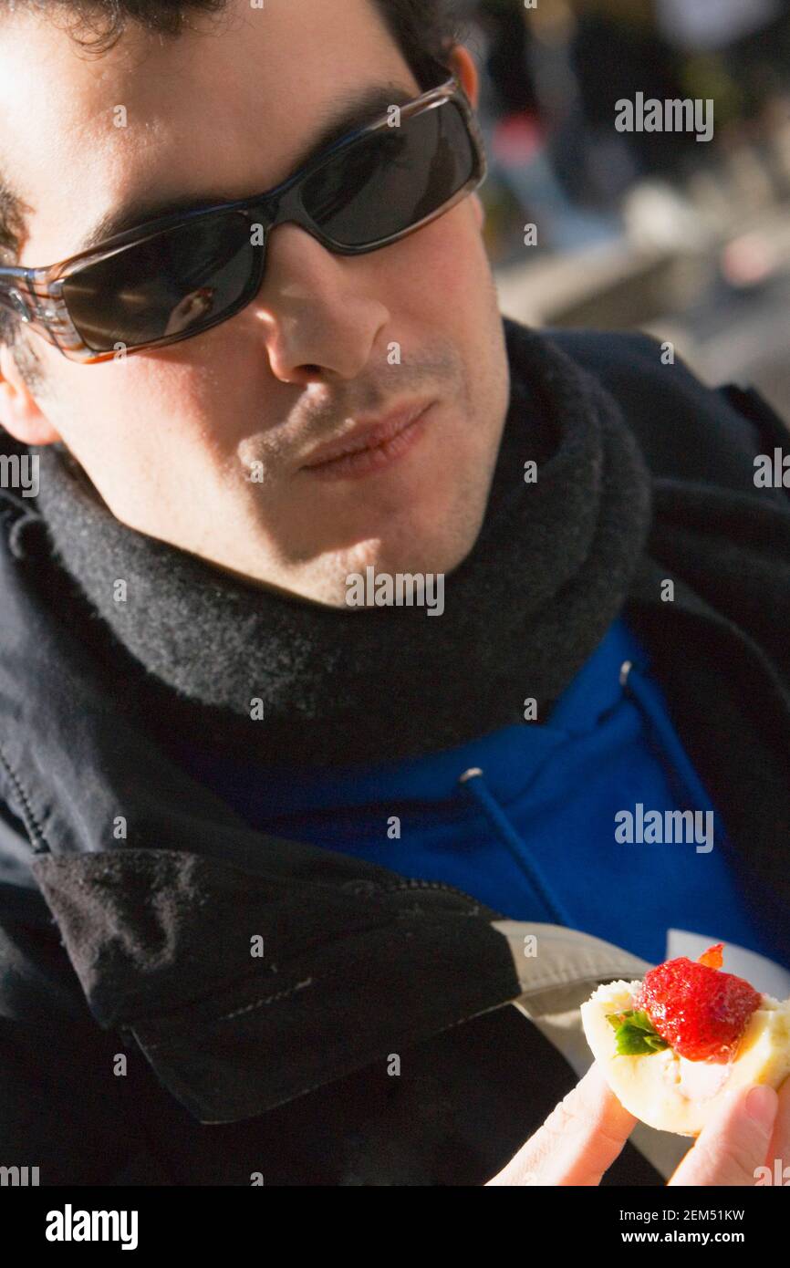 Man eating pie hi-res stock photography and images - Alamy