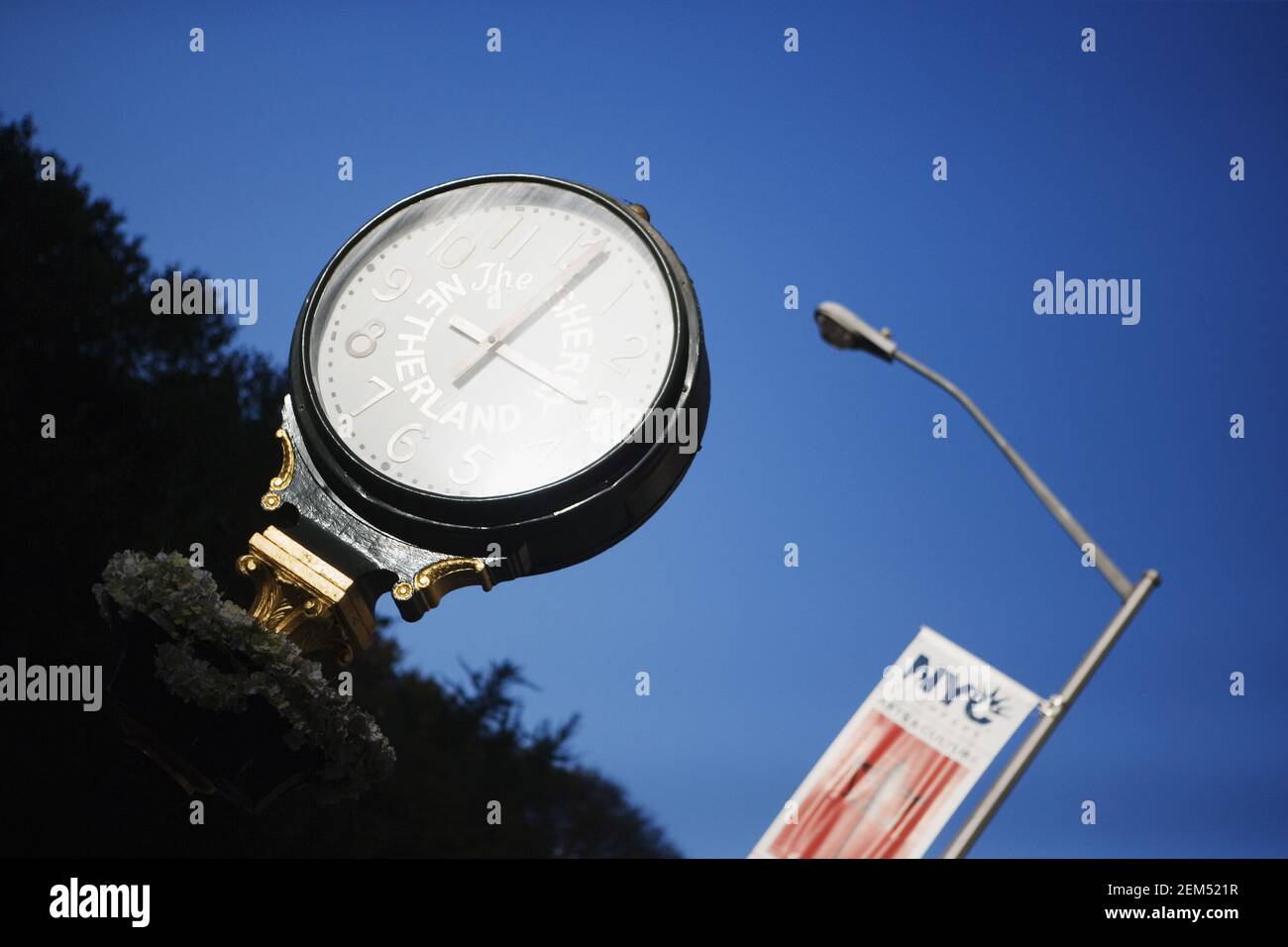Clear sky clock hi-res stock photography and images - Alamy
