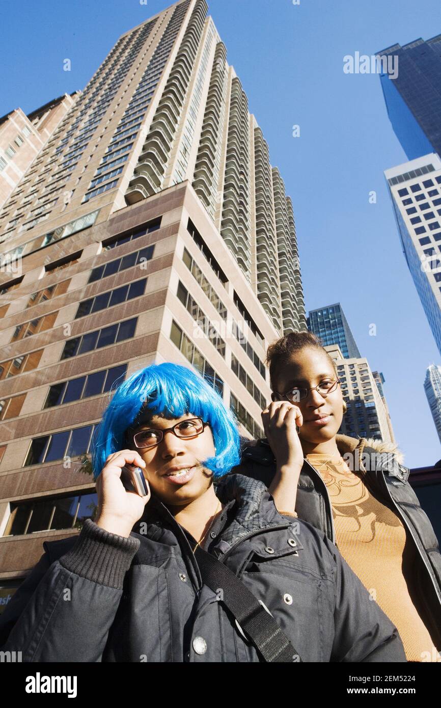 Two young women city looking sideways hi-res stock photography and ...