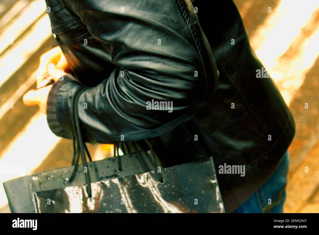 Side profile of a person carrying a bag Stock Photo - Alamy