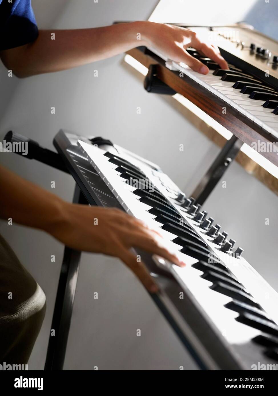 Two pianos hi-res stock photography and images - Alamy