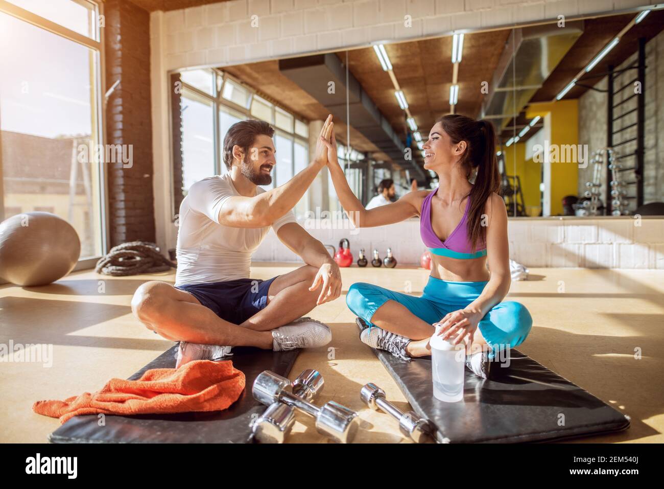 Couple clapping hands hi-res stock photography and images - Alamy
