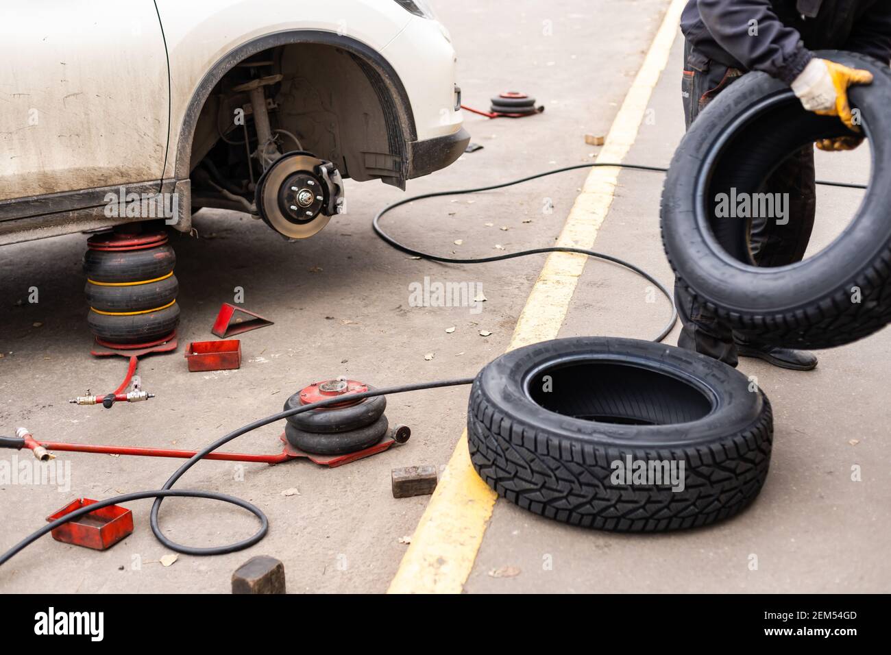 Changing wheel on a car Stock Photo - Alamy