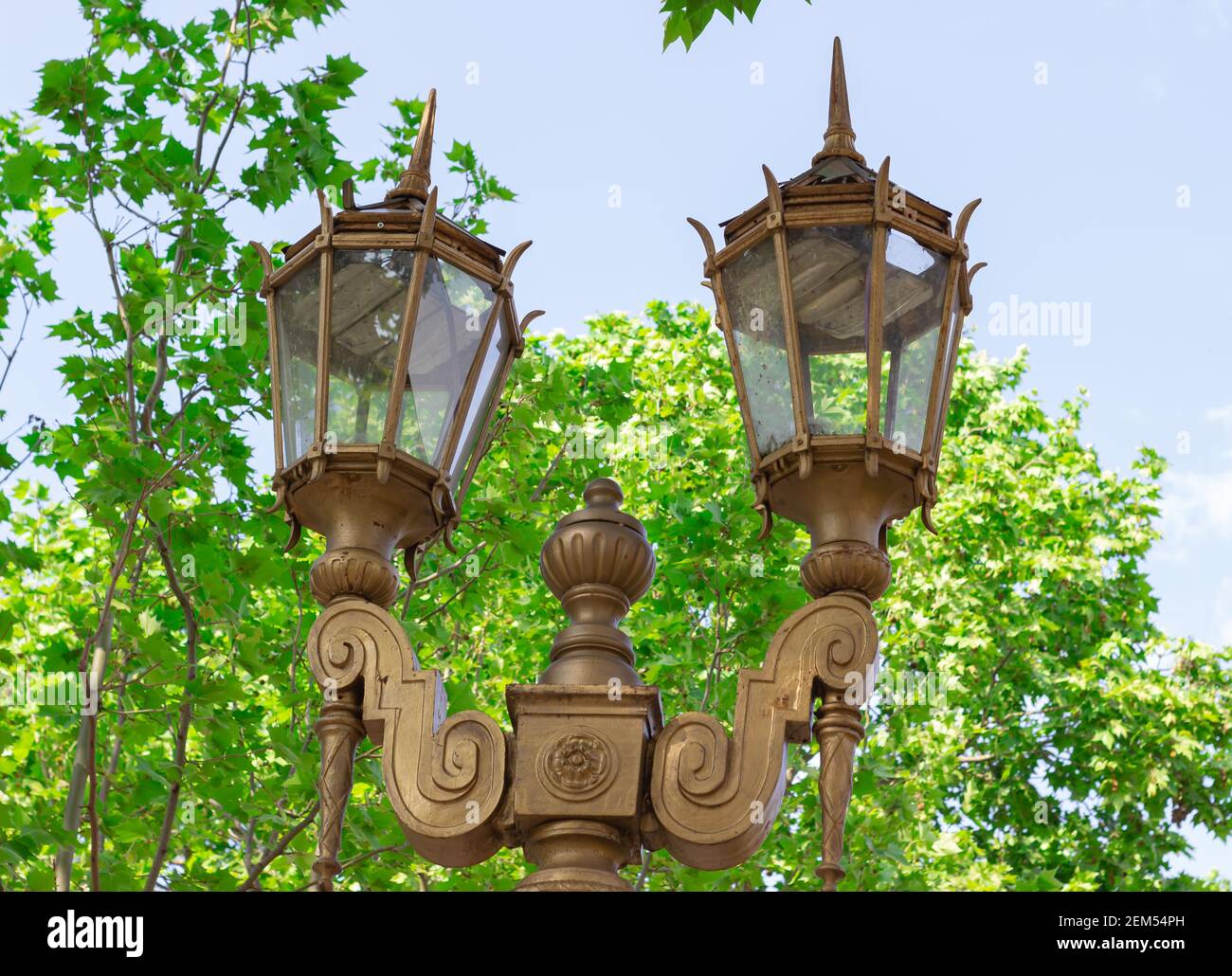 Golden street light hi-res stock photography and images - Alamy