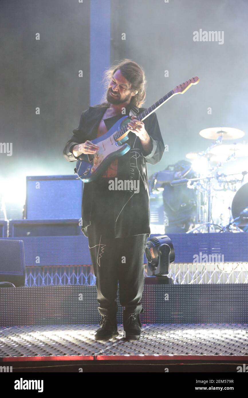 Neil reading hi-res stock photography and images - Alamy