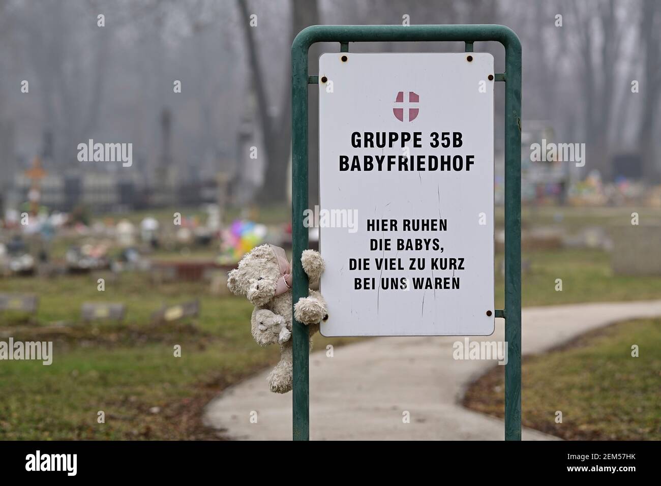 Children graves hi-res stock photography and images - Alamy