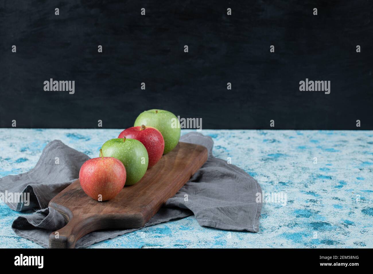 Apples in a row hi-res stock photography and images - Alamy