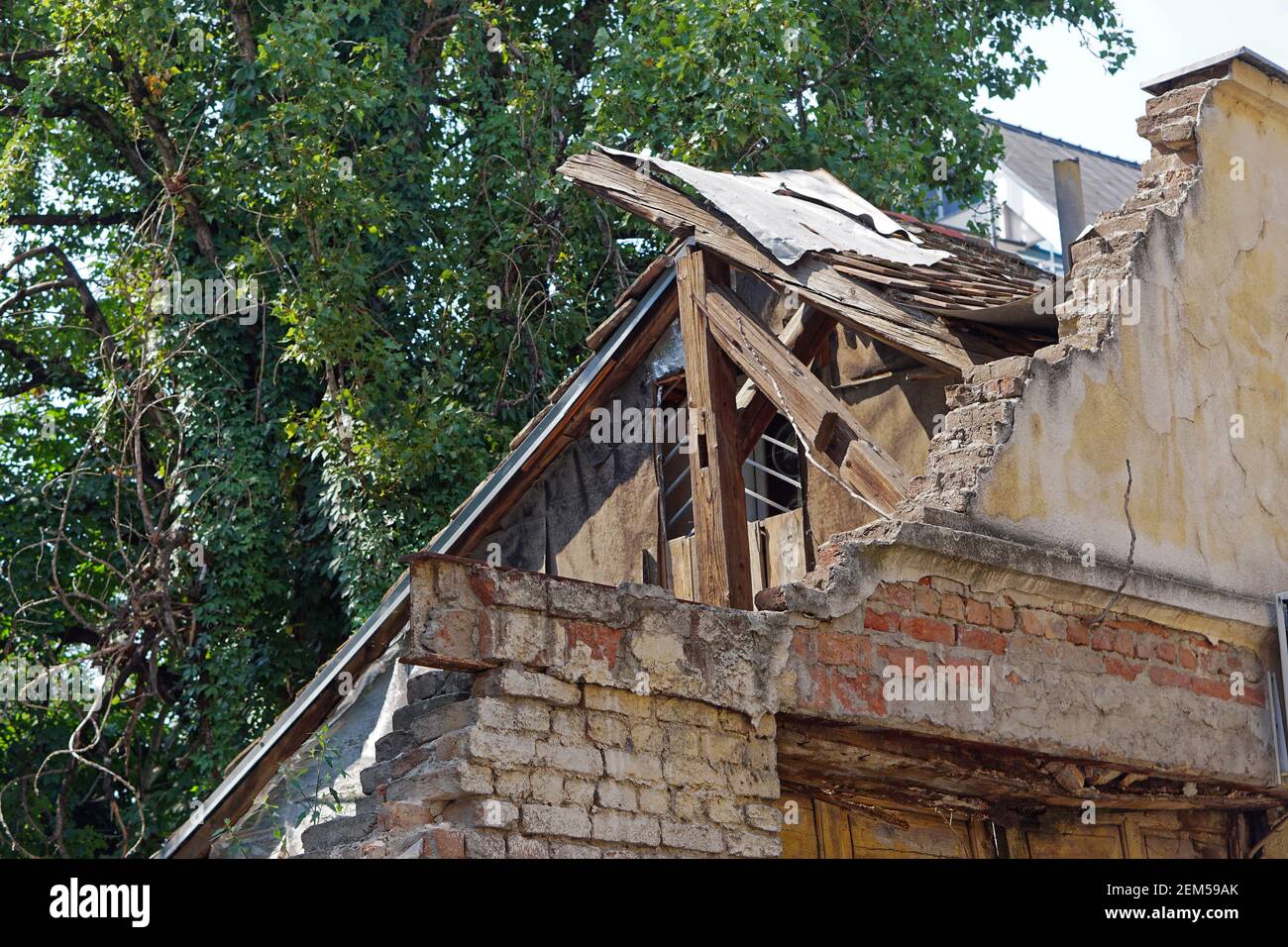 Old house damage after earthquake natural disaster Stock Photo - Alamy