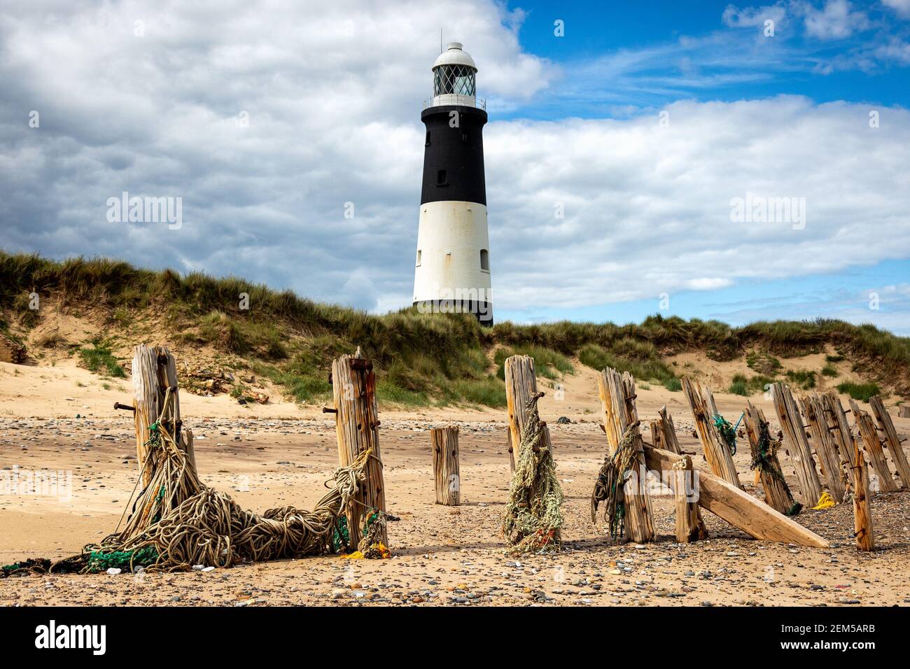 Spurn Point Lighthouse and view from beach with sea defence posts Stock ...