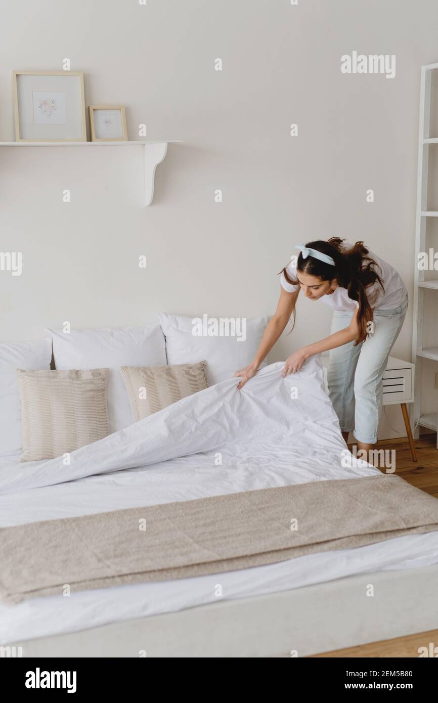 Making bed hi-res stock photography and images - Alamy