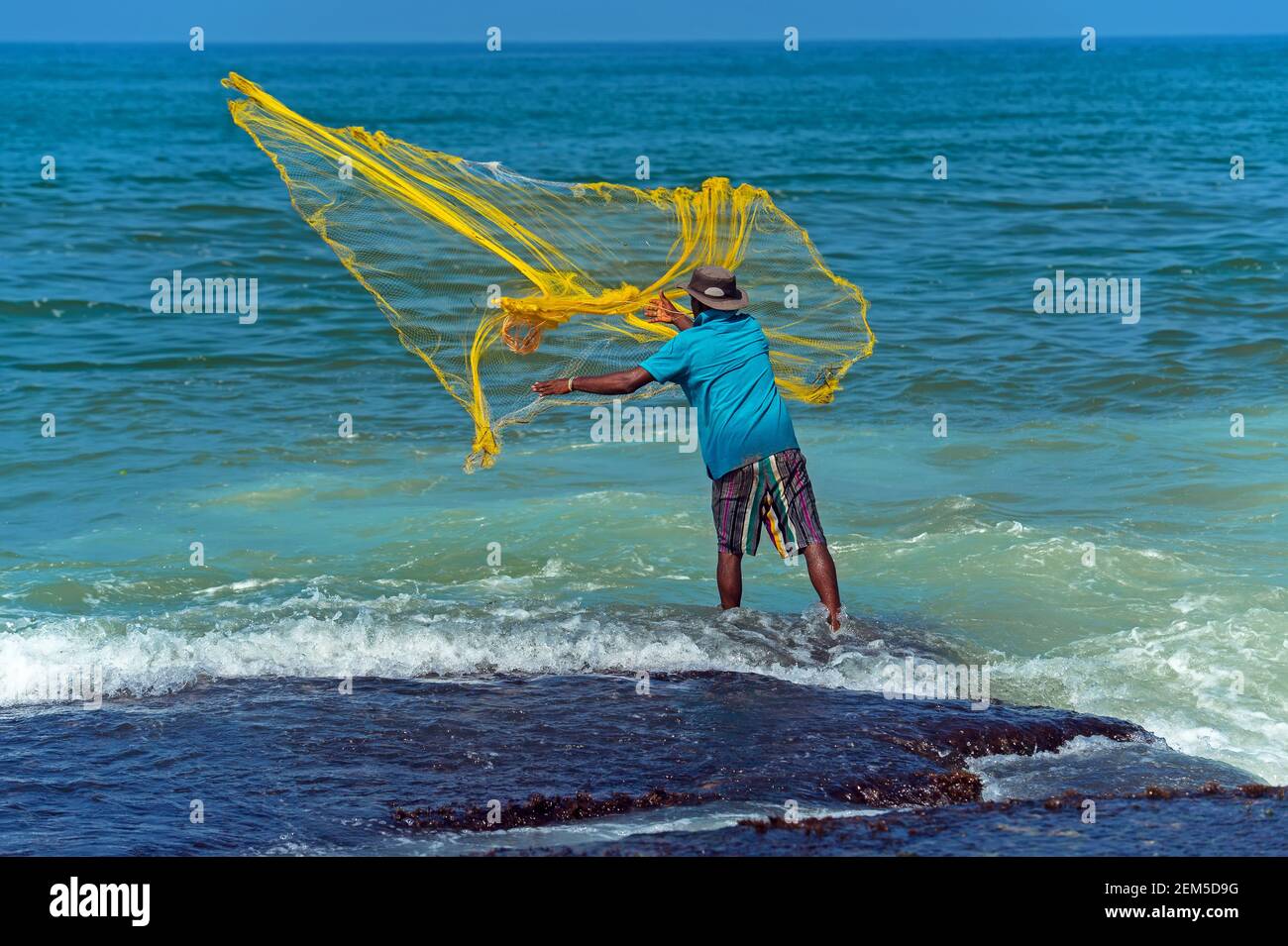 Fishermen on the ocean coast of Sri Lanka Stock Photo - Alamy