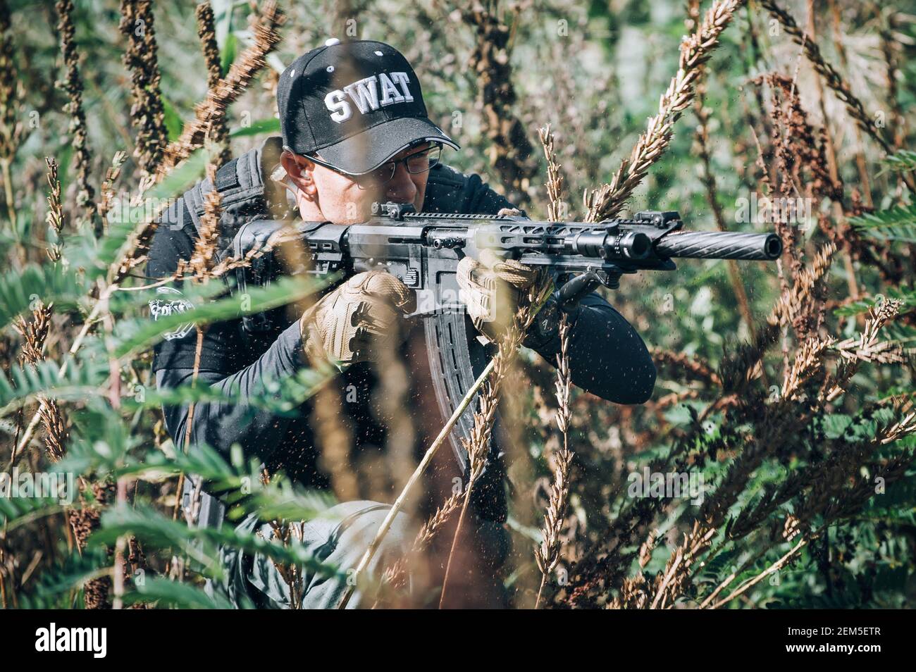 Military uniform rifle training hi-res stock photography and images - Alamy