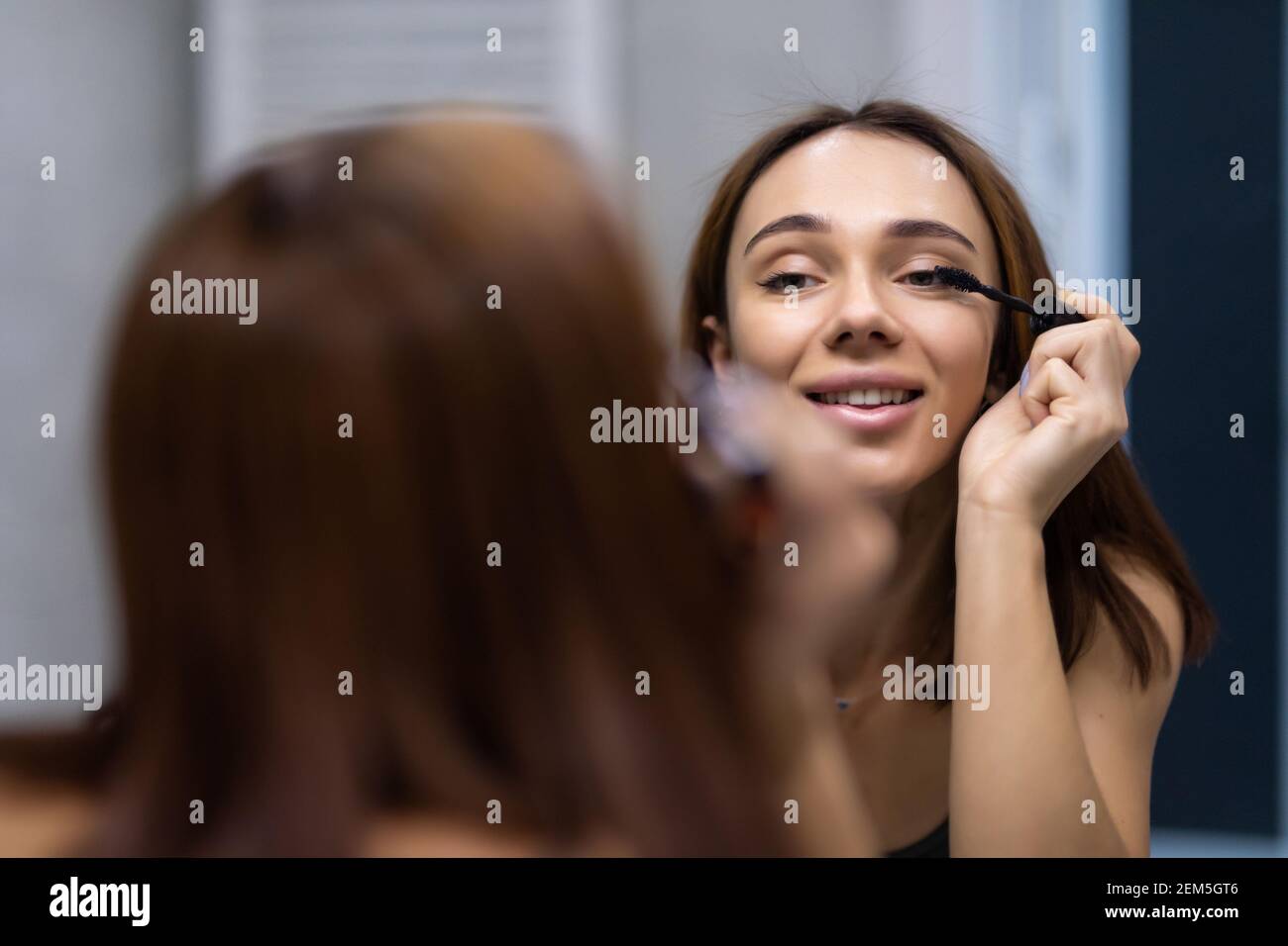Using mascara hi-res stock photography and images - Alamy
