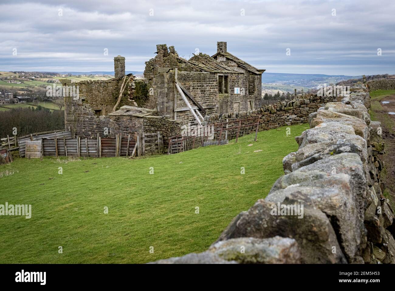 An old ruined farm building on the Bronte Way, near Bronte Falls ...